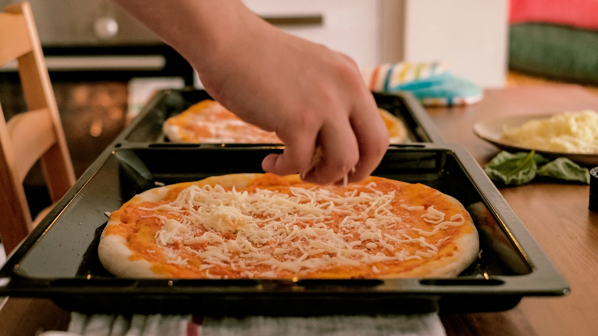 Come cuocere la pizza nel forno di casa: i segreti perfetti - Clementi ...